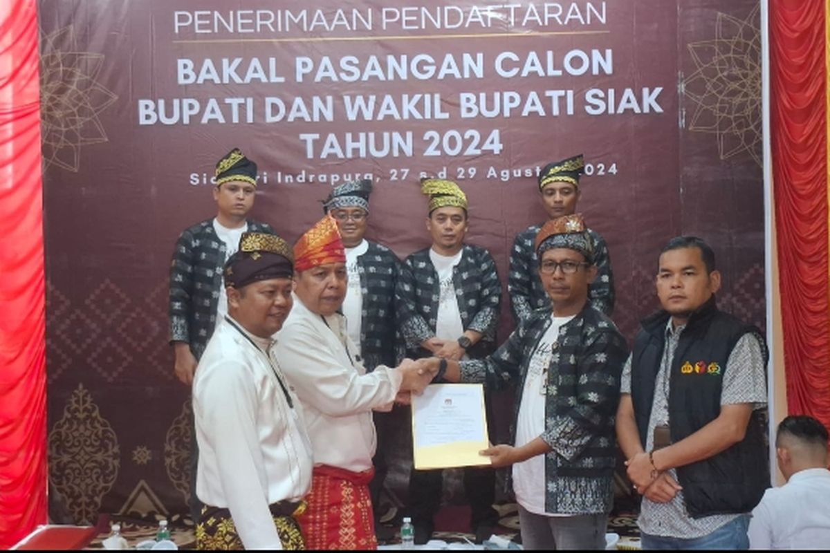 Sebelum Daftar ke KPU Siak, Pasangan Irving-Sugianto Ziarah ke Makam Raja