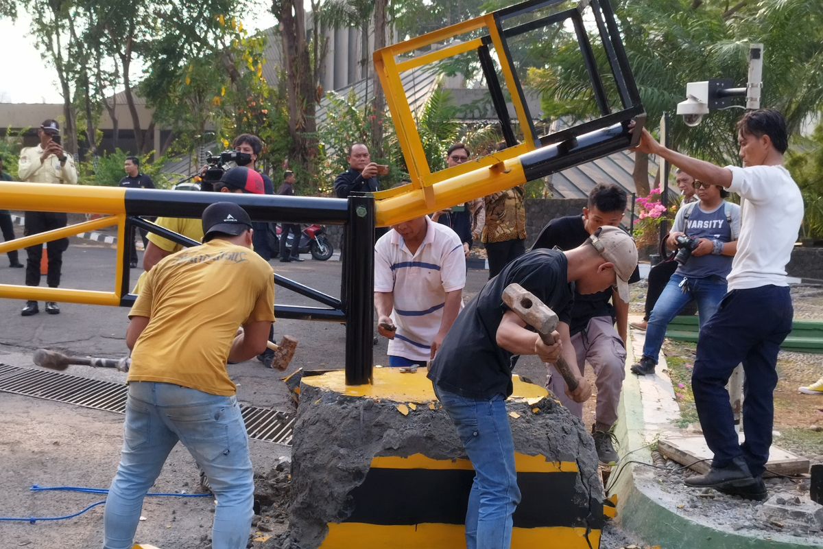 Pengelola Hotel Sultan Bongkar Paksa Portal yang Dibangun PPGBK