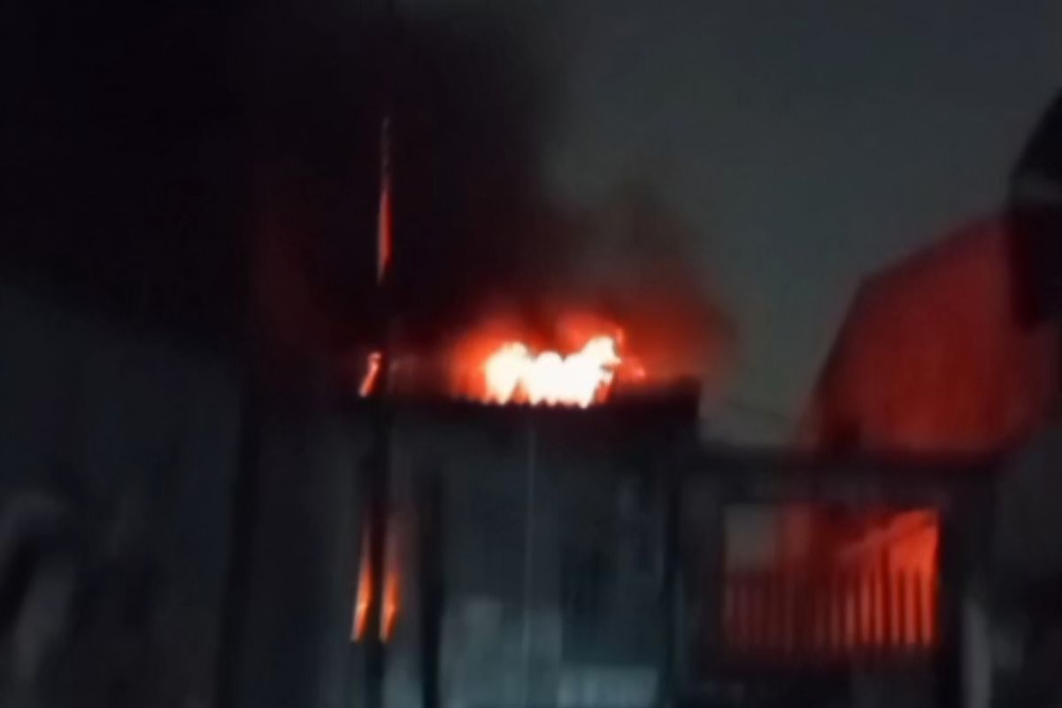 Api Kembali Menyala di Lokasi Kebakaran Tambora Jakbar, Damkar Lakukan ...