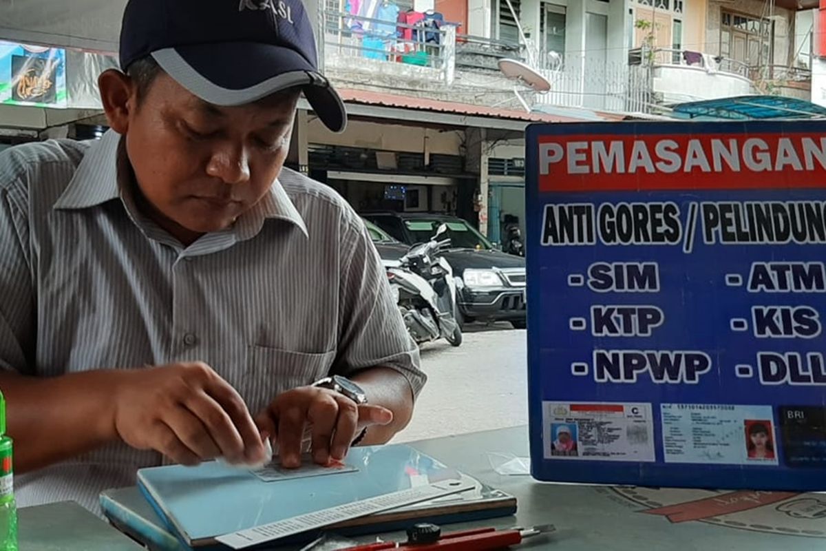 Kartu ATM dan KTP Anda Rusak? Tenang, Ada Suherman Si Ahli Reparasi