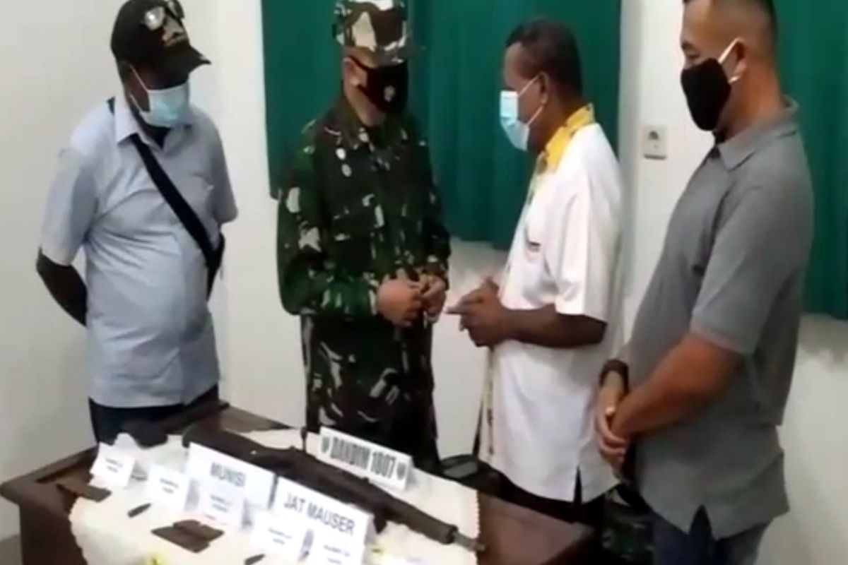 Seorang Warga Sorong Menyerahkan Senjata Api dan Amunisi kepada TNI