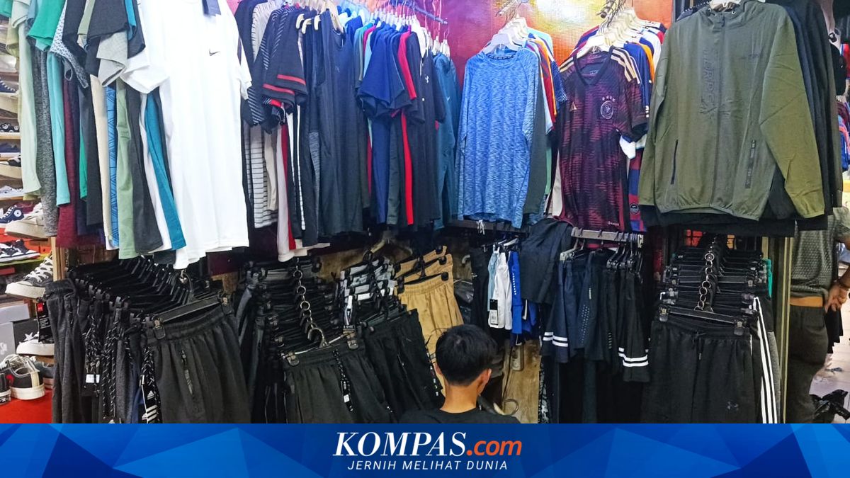 Beragam Barang di Pasar Taman Puring, dari Sepatu hingga Kaset Lawas
