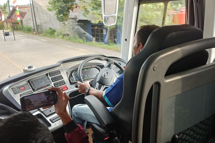 Cerita Pengemudi PO Sumber Alam Tes Bus Listrik Bekasi-Yogyakarta