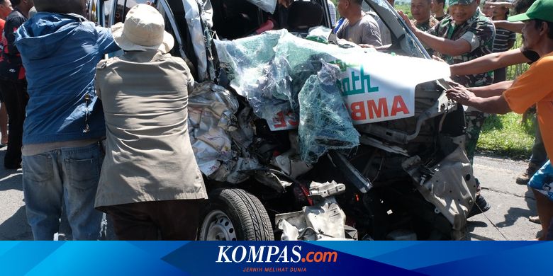 Adu Banteng di Temanggung, Ambulans Pembawa Jenazah Vs Bus Santoso
