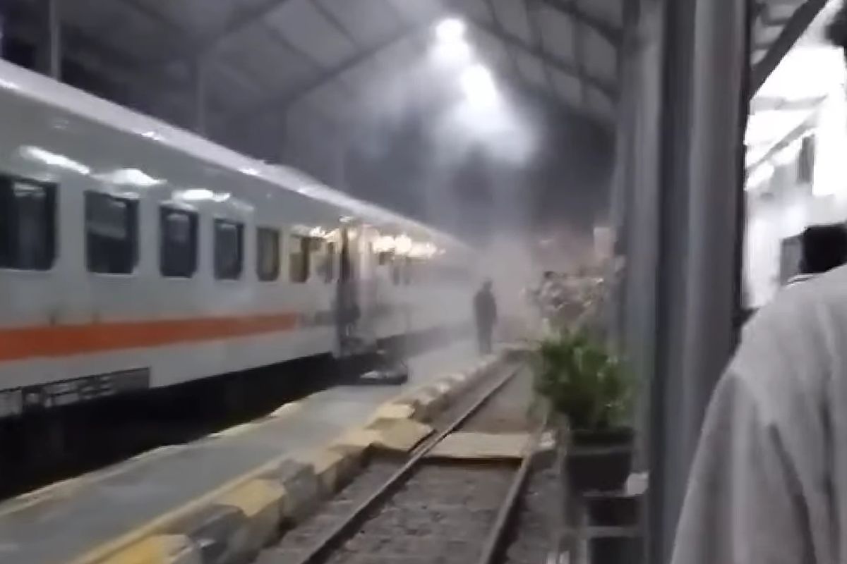 Asap dari Kereta Sritanjung Gegerkan Warga, KAI Pastikan Bukan Kebakaran