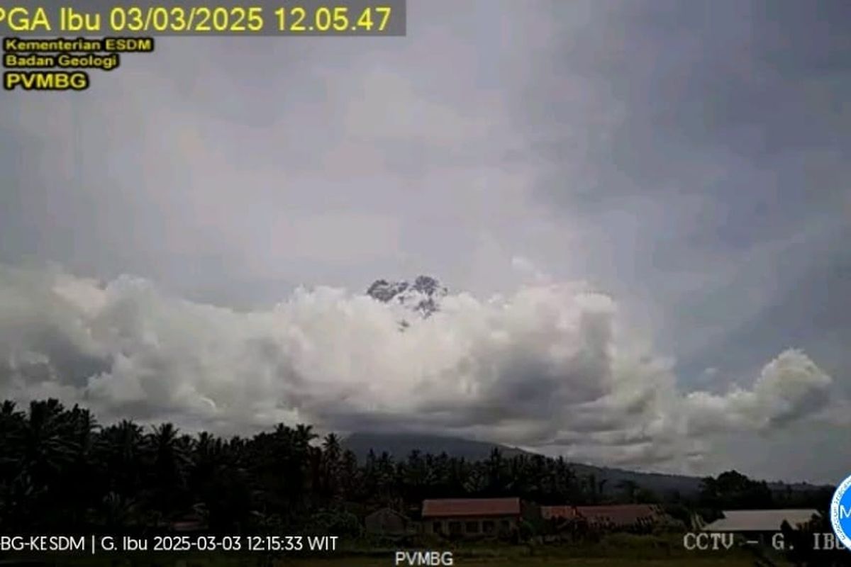 Gunung Ibu di Halmahera Barat Lontarkan Abu Vulkanik Setinggi 1.500 Meter