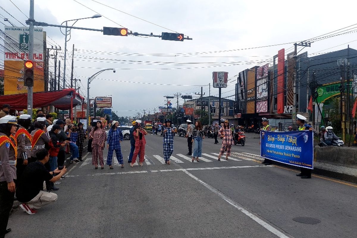 Saat Puluhan Model Bagikan Takjil di Zebra Cross...