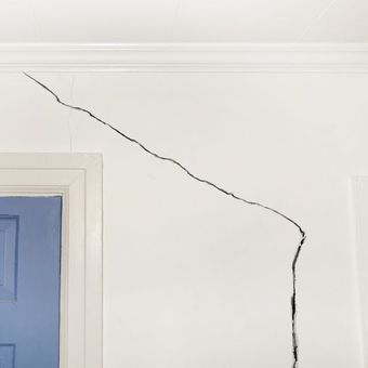 8 Penyebab Dinding Rumah Retak yang Perlu Diwaspadai
