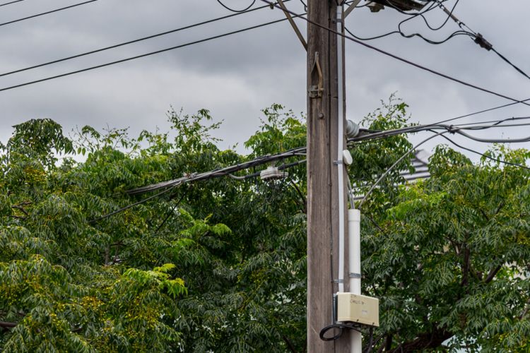 Cara dan Biaya Pemindahan Tiang Listrik PLN di Depan Rumah