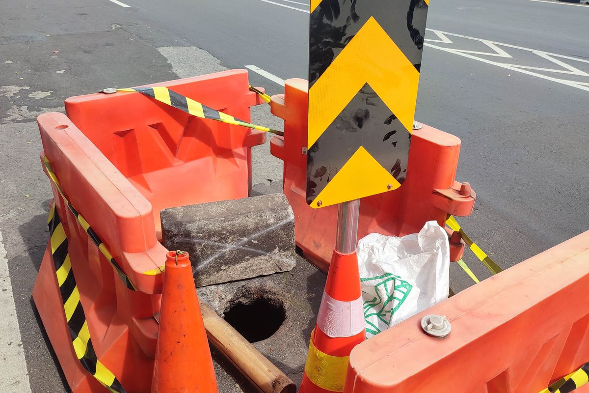 Lubang di Jalan Basuki Rahmat Membuat Warga Waswas Setiap Hari