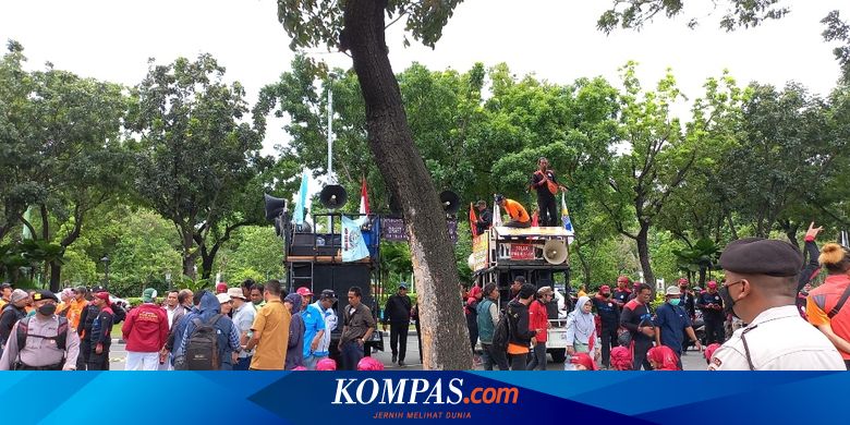 Massa Buruh Kembali Geruduk Balai Kota DKI, Tuntut UMP Naik 13 Persen ...