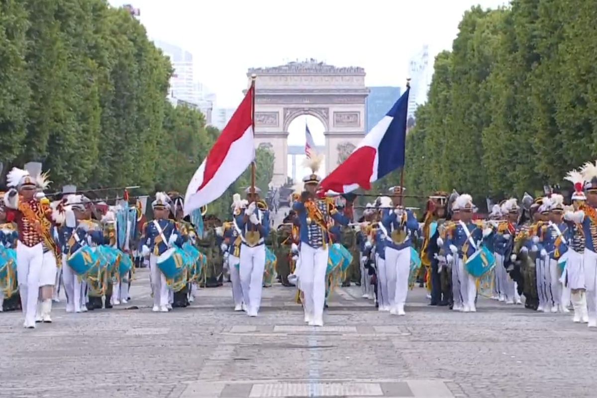 Marching Band TNI Buka Parade Bastille Day, Lagu "Maju Tak Gentar ...
