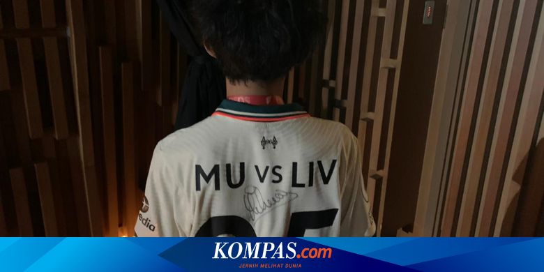 Tawa Michael Owen Melihat Jersey 