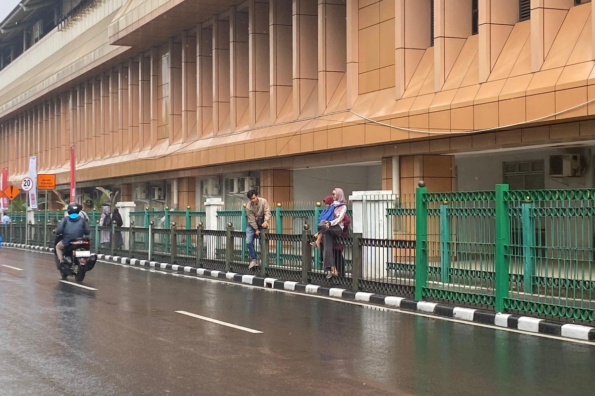 Saat Penumpang KRL Masih Nekat Lompat Pagar Stasiun Cikini yang Mulai ...