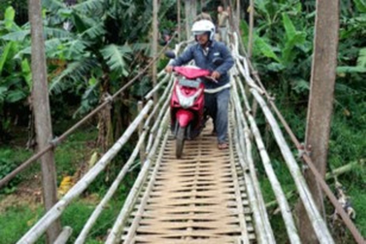 Melintas di Jembatan Kampung Poncol yang Mulai Lapuk