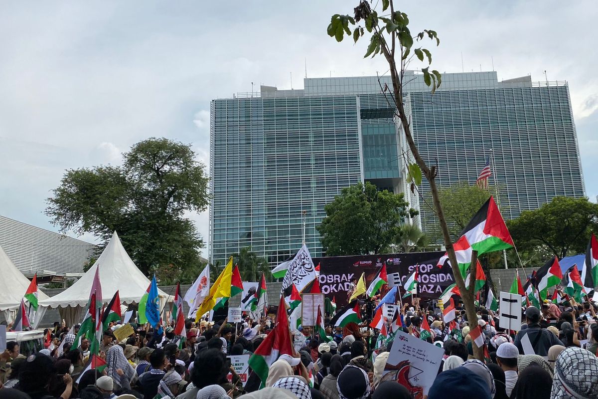 Bendera Palestina Berkibar di Aksi Solidaritas di Depan Kedubes AS