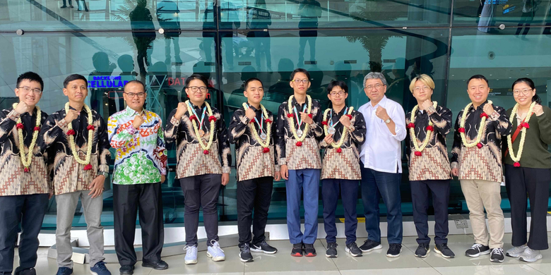 Foto : Tim Siswa Indonesia Raih 4 Medali Ajang Olimpiade Informatika Internasional