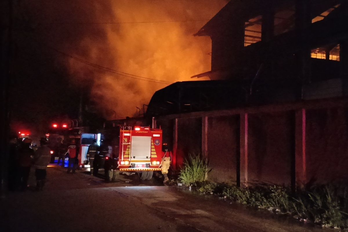 13 Jam Petugas Padamkan Api yang Bakar Tiga Pabrik Tekstil di Bandung