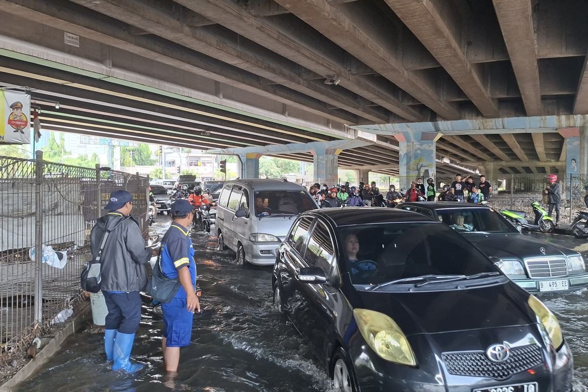 Lampu Merah Puri Kembangan Jakbar Banjir, Lalu Lintas Macet 1 Km