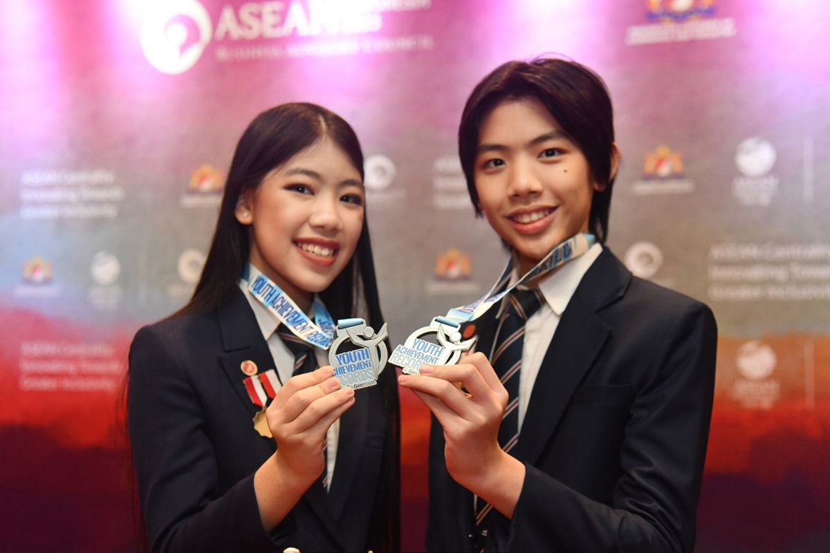 Mischka dan Devon Terima Penghargaan "Youth Achievement Record"