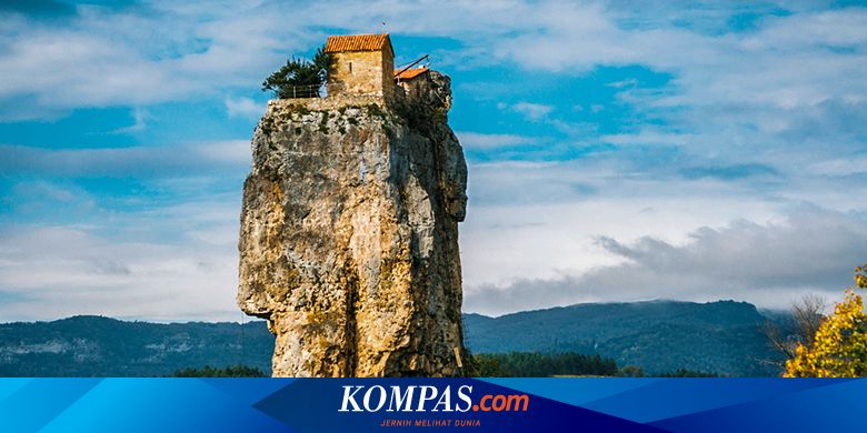 Gereja Unik di Georgia, Terletak di Puncak Tebing Batu Curam