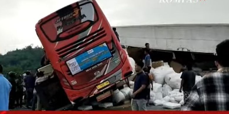 Penyebab Kecelakaan Bus Vs Truk di Tol Pandaan-Malang Masih Diselidiki