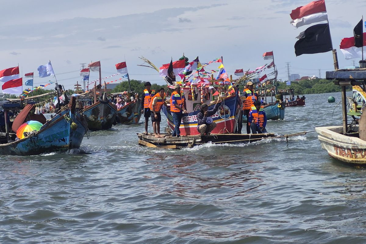 Ratusan Nelayan Muara Angke Tetap Gelar Tradisi Nadran di Tengah Banjir Rob