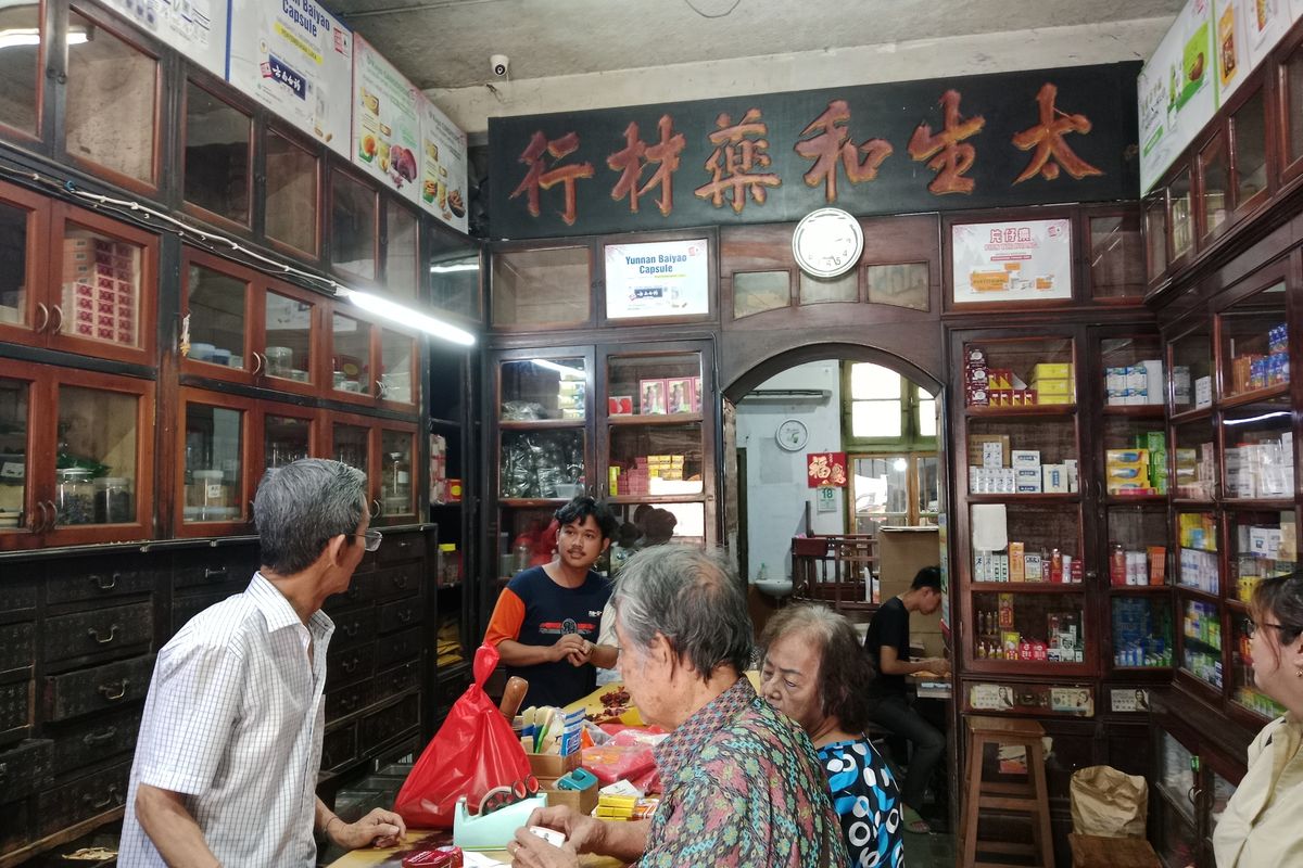 Kisah Milenial Meneruskan Usaha Toko Obat Tradisional China Milik ...