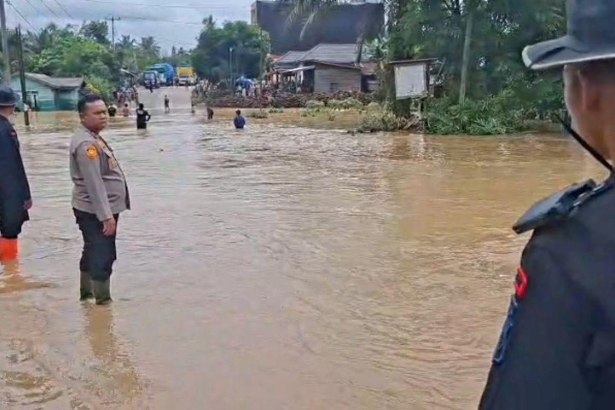 Banjir di Indragiri Hulu Riau Merendam Rumah Warga dan Jalan Lintas ...