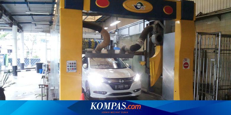 Cuci Mobil Robot dengan Tenaga Manusia, Mana yang Lebih Baik?