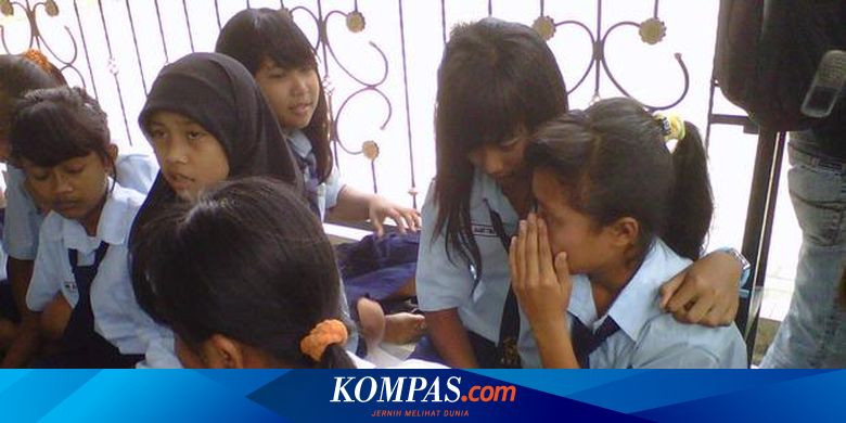 Siswa SMP Doa Bersama untuk Korban Mobil Tenggelam