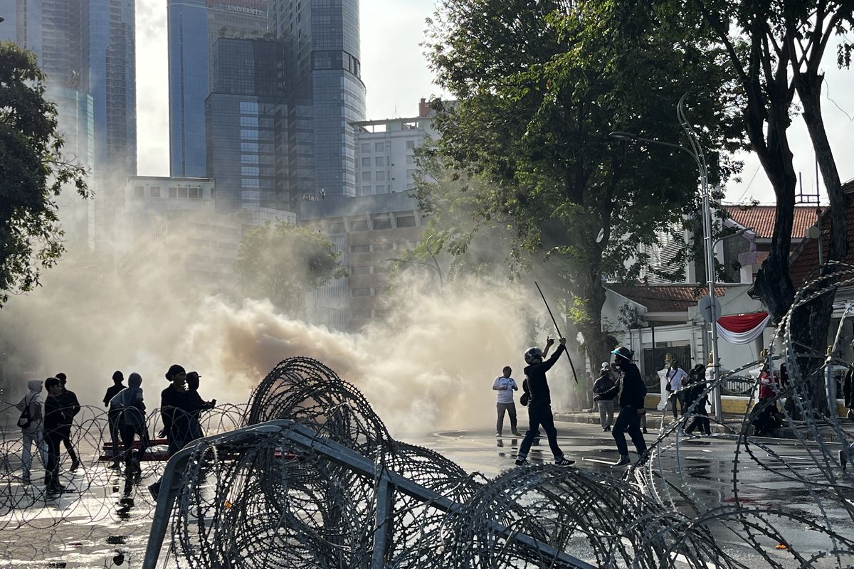 Demo Solidaritas di Surabaya: Massa Bakar Motor, Gas Air Mata dan Bom ...