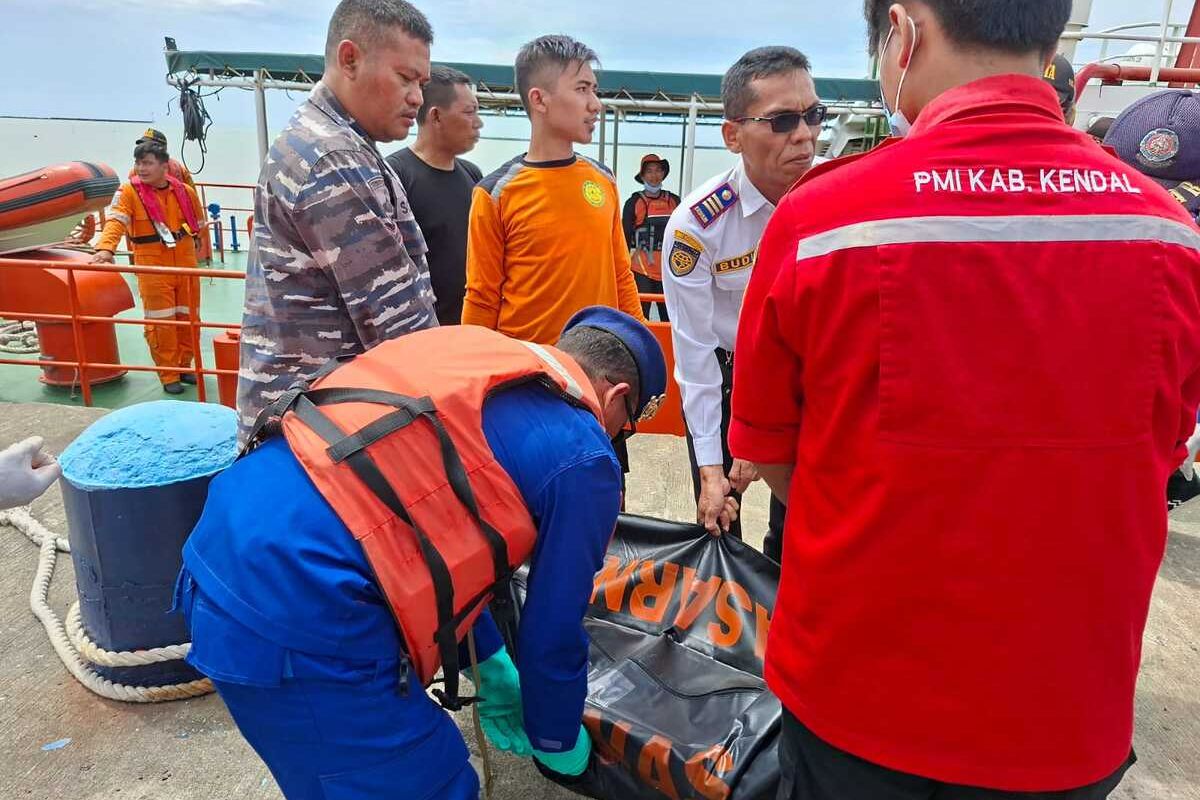 Kapal Tenggelam Diterjang Ombak, 3 Nelayan Kendal yang Hilang Ditemukan ...