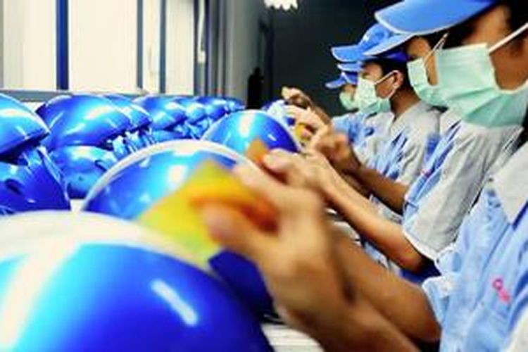 Pabrik Cargloss Cetak 12.000 Helm per Hari