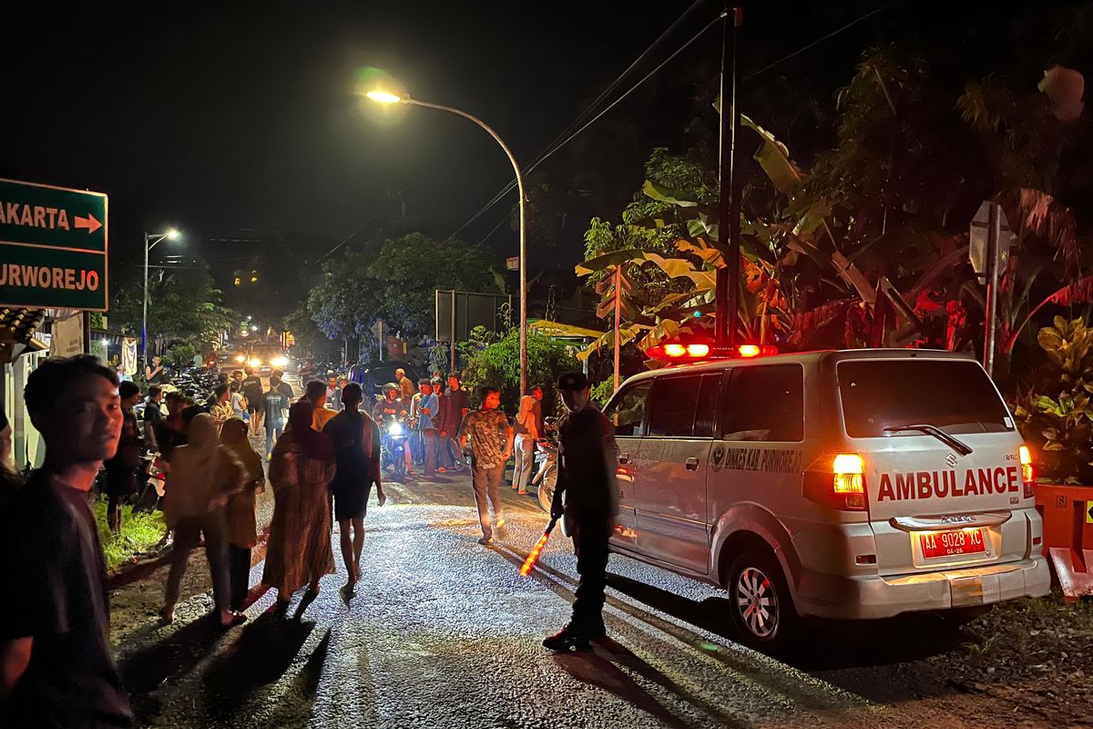 Kecelakaan di Pelintasan Kereta Api Purworejo: Mobil Terseret 50 Meter ...
