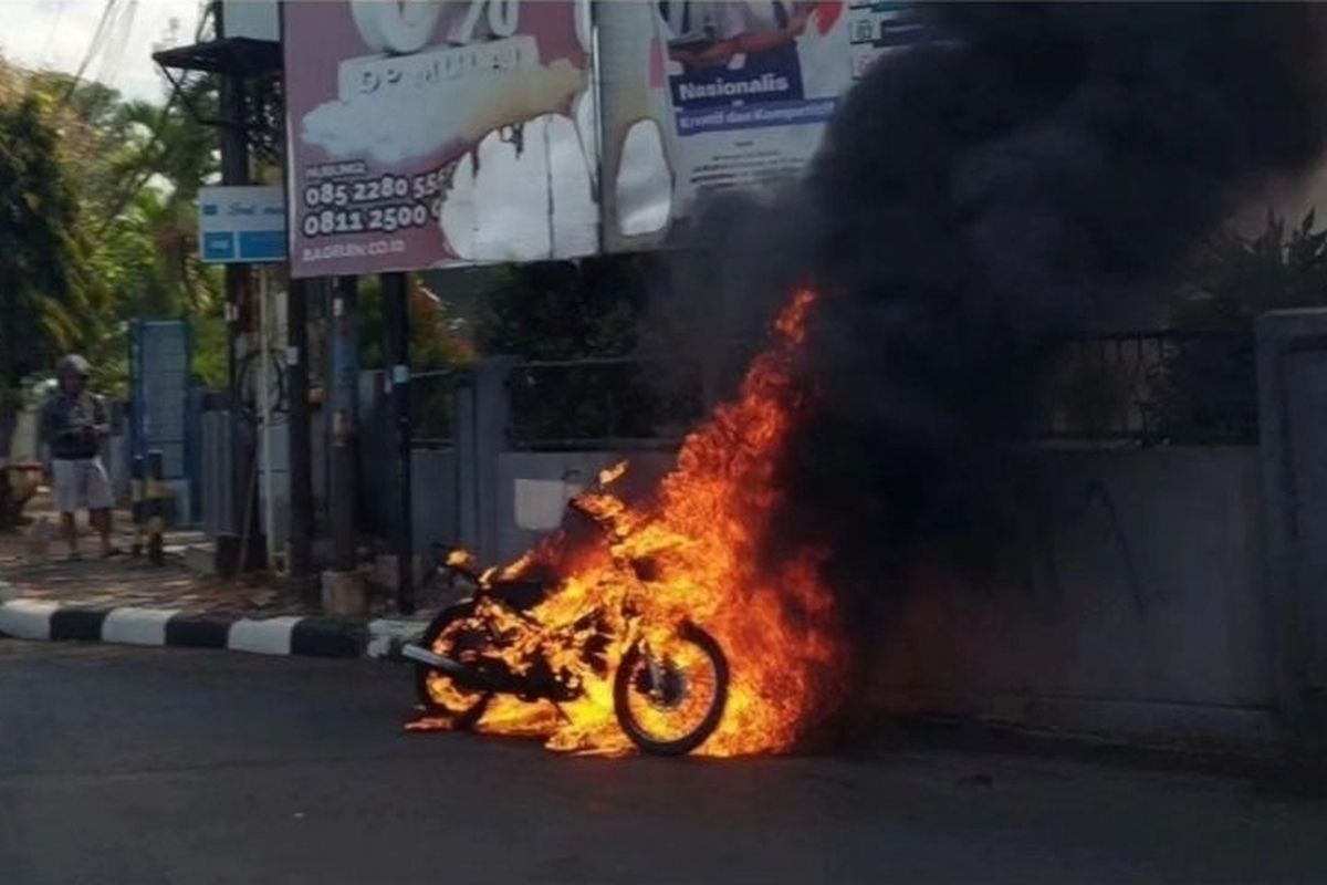 Sepeda Motor Sumirah Tiba-tiba Terbakar di Tengah Jalan Saat Dikendarai ...