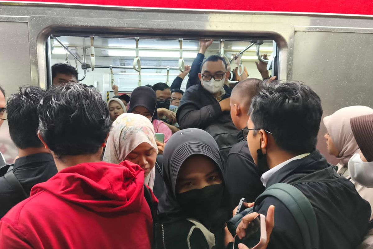 Chaosnya KRL Green Line saat Hujan Deras: Berdesakan, Pingsan, Emosi ...