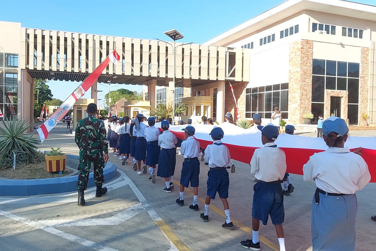 Bendera Merah Putih Sepanjang 180 Meter Diarak di Perbatasan Indonesia ...