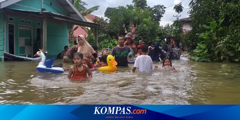 Banjir di Kampar Jadi Wisata Dadakan, Warga Bawa Pelampung Bebek untuk Berenang