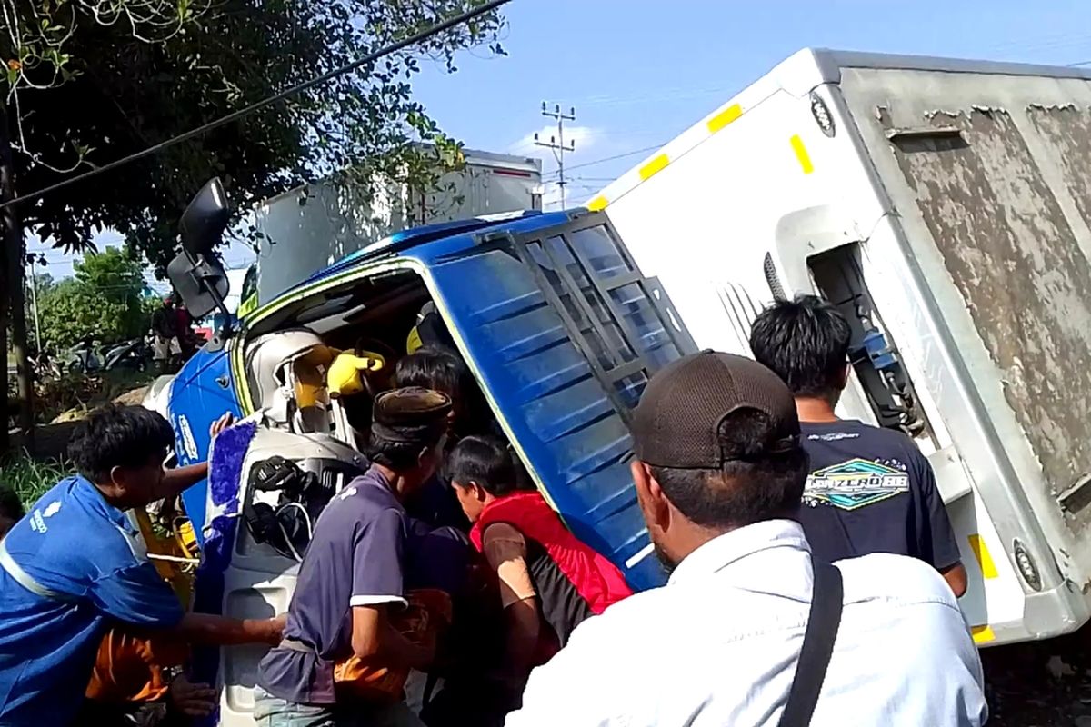 Detik-detik Menegangkan, Warga di Luwu Selamatkan Korban Kecelakaan ...