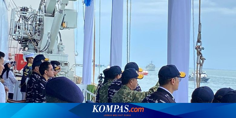 Prabowo Saksikan Parade Kapal Perang dari Atas KRI di Teluk Jakarta