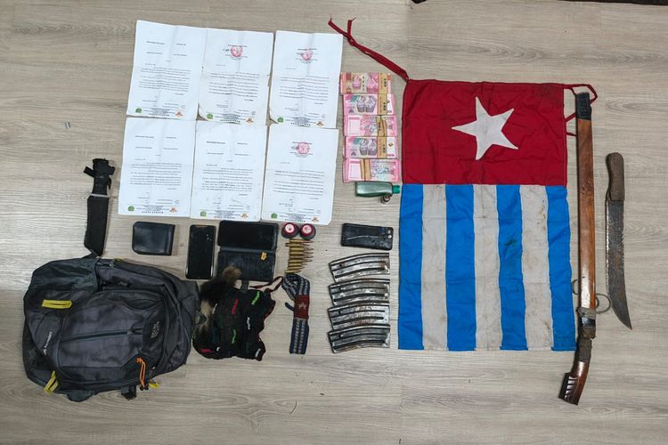 Foto : TNI Lumpuhkan 2 Anggota OPM, Sita Dokumen hingga Uang Puluhan ...