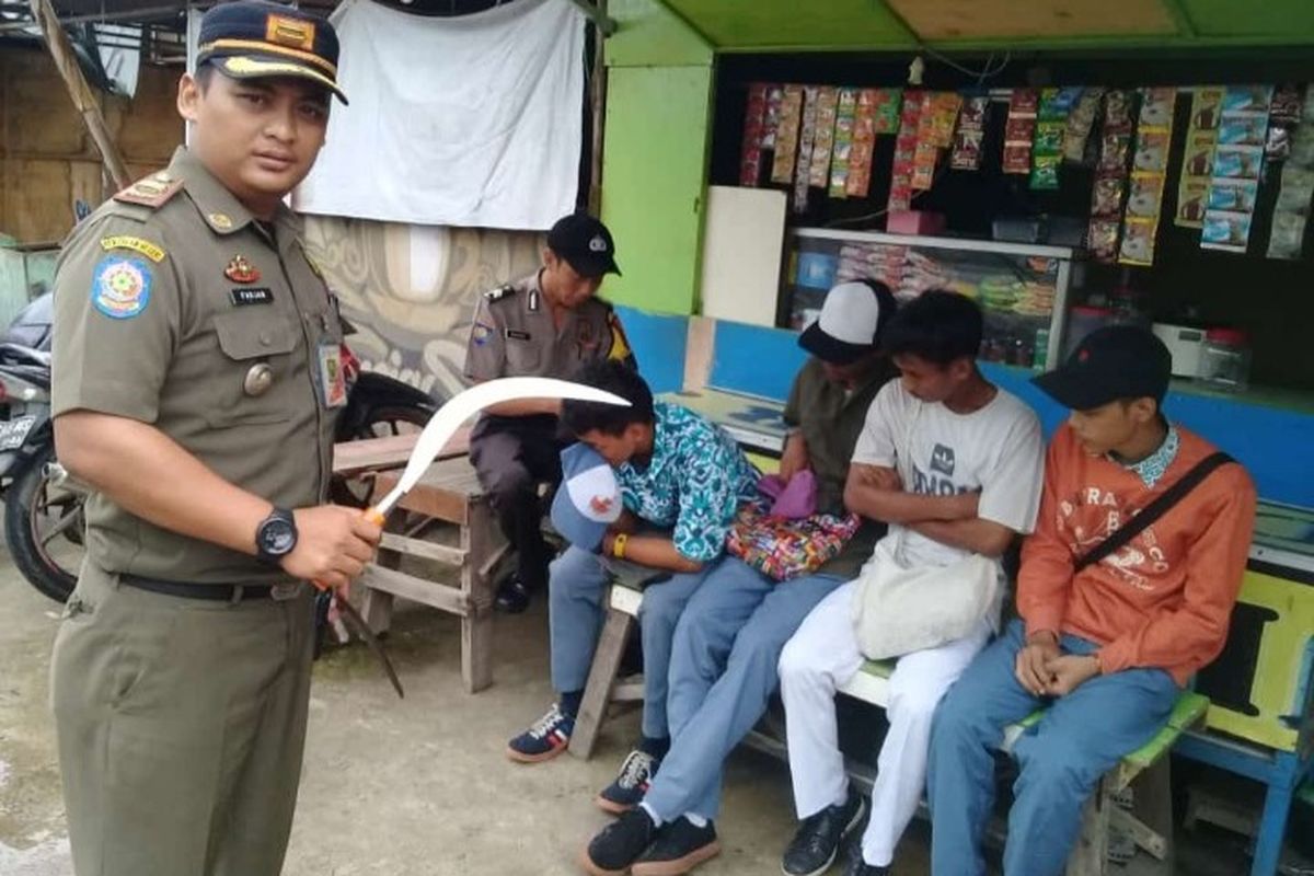 Geledah 8 Pelajar yang Nongkrong di Cengkareng, Satpol PP Temukan Celurit