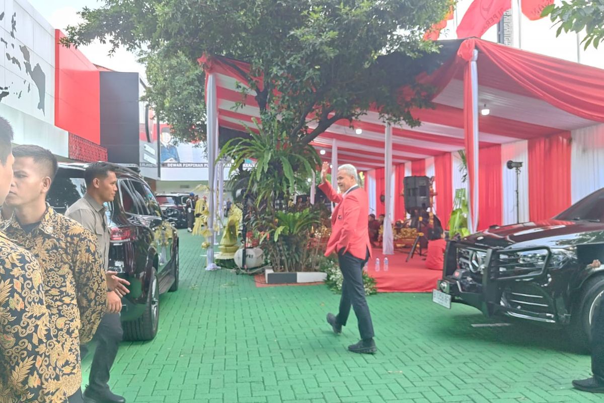 Kenakan Jas Merah, Ganjar Tiba di HUT Ke-51 PDI-P