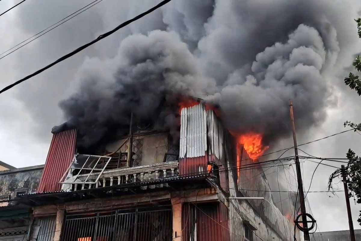Ruko 3 Lantai di Baubau Terbakar Hebat, 11 Mobil Damkar hingga TNI ...