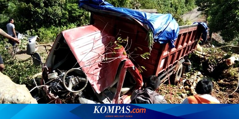 Pohon Tumbang Timpa Truk, Satu Orang Tewas