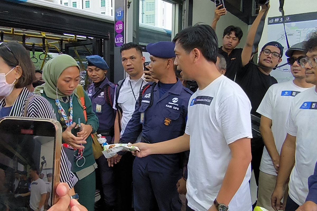 Peresmian Halte Petukangan D'Masiv, Rian dkk Bagikan Takjil ke Penumpang