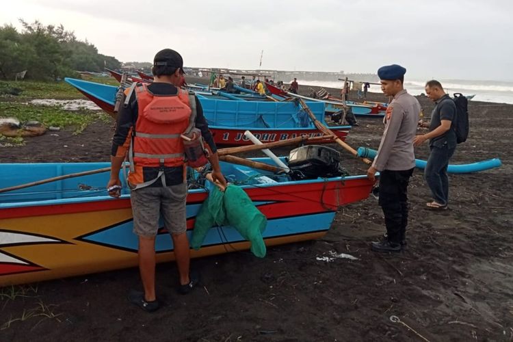 Foto : Perahu Nelayan Terbelah Dihantam Ombak Pantai Glagah, 1 Orang ...