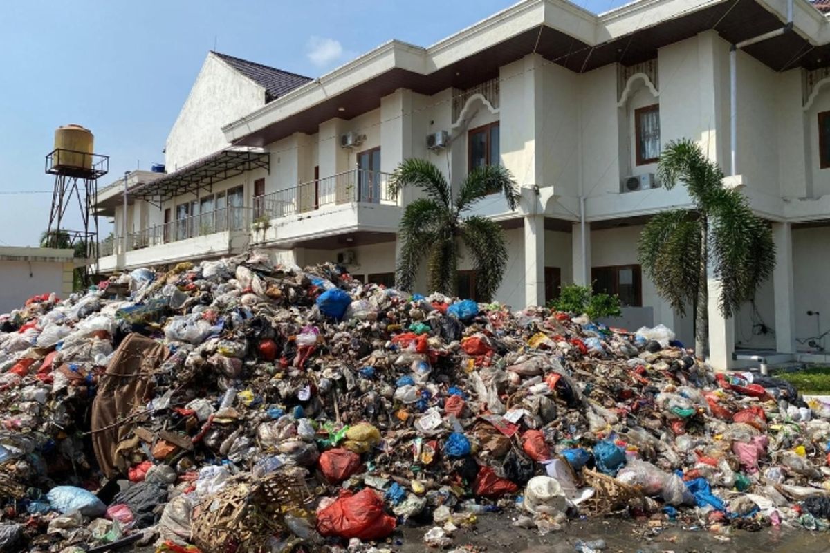 Sampah Menumpuk di Pekanbaru, Pemkot: ASN Diterjunkan Mengangkut