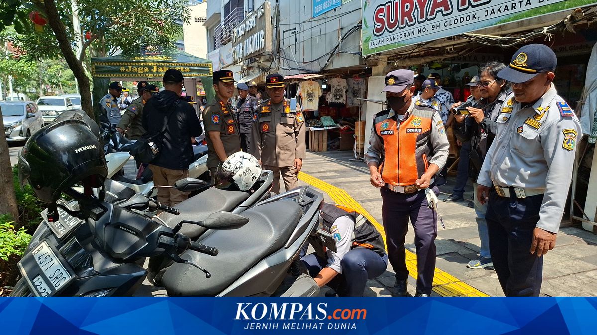 Satpol PP Tertibkan PKL dan Parkir Liar di Glodok, 60 Motor Kena ...